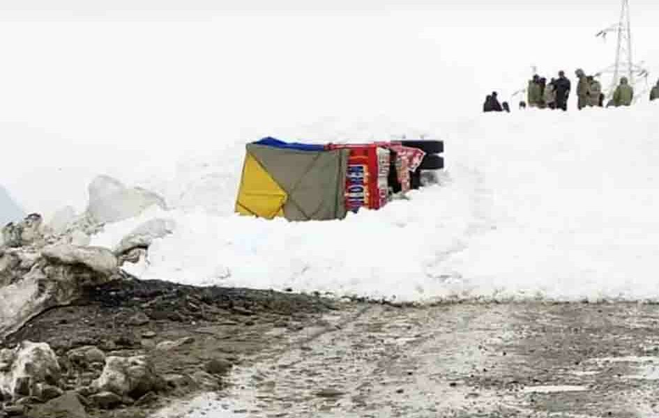 ലഡാക്കിലെ സോജില പാസില്‍ വന്‍ ഹിമപാതം; അഞ്ച് വാഹനങ്ങള്‍ മഞ്ഞില്‍ പുതഞ്ഞു ...